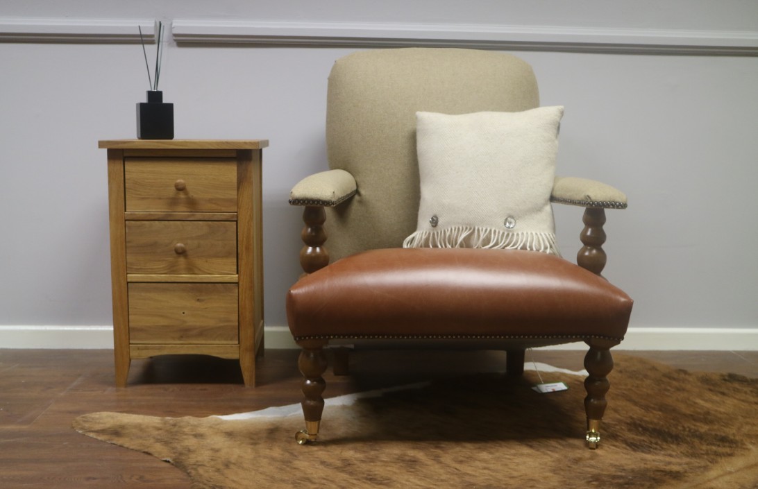 The Chesterfield Company - CH Chair - Chair - De ja vu Prarie Tan/Moon ...